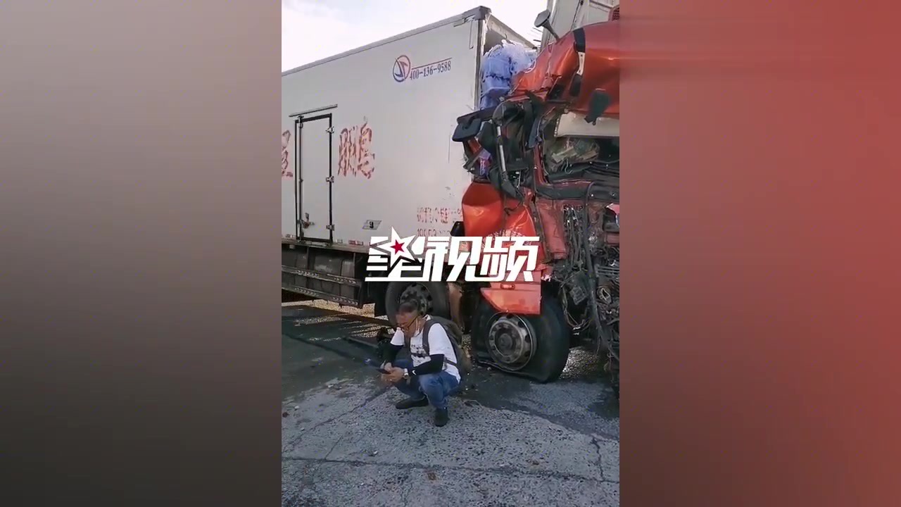趁火打劫?运输车出事故,市民“哄抢”荔枝整箱搬走:拦都拦不住