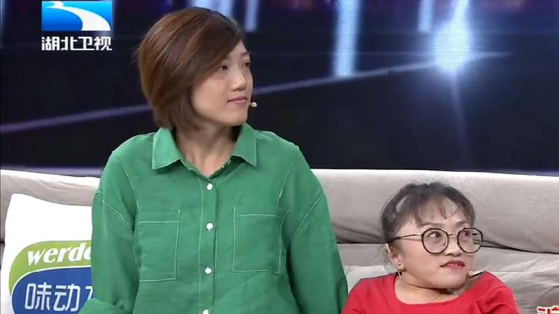 袖珍女讲述与双腿残疾女孩认识的经过,说出的话语让人感动