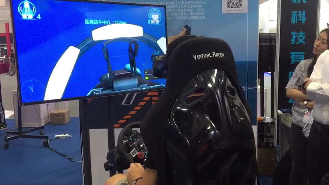 第十七届北京国际航空展 体验各种飞行模拟器