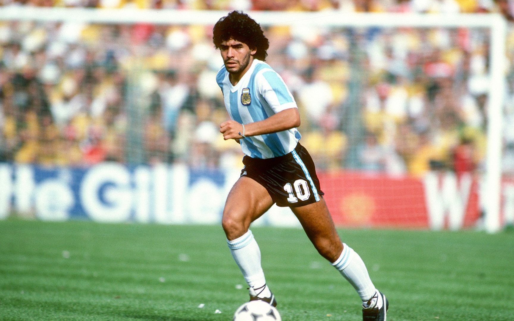 1982年世界杯阿根廷4-1匈牙利,马拉多纳梅开二度,球王横空出世