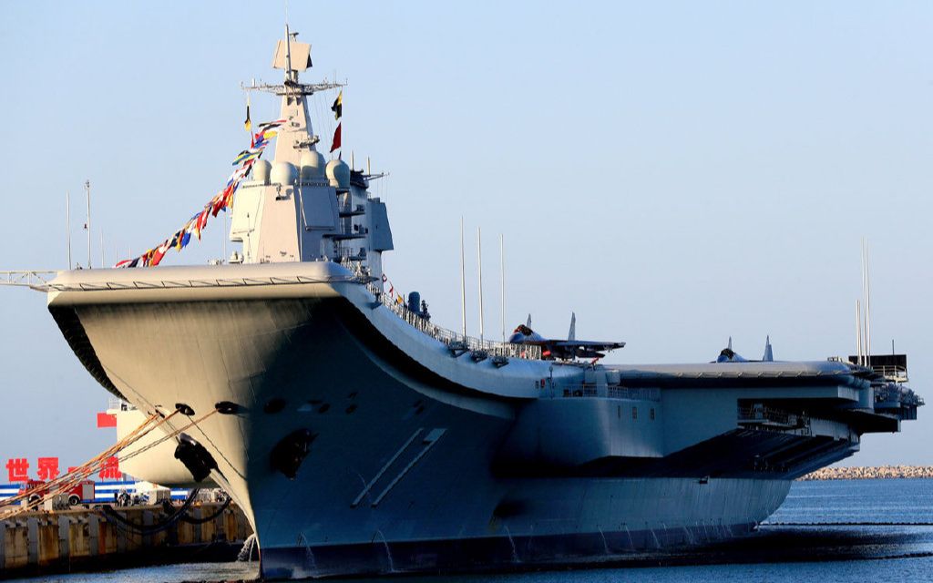 燃!山东舰新年“回娘家” 与055型驱逐舰同框,舷号17抢眼