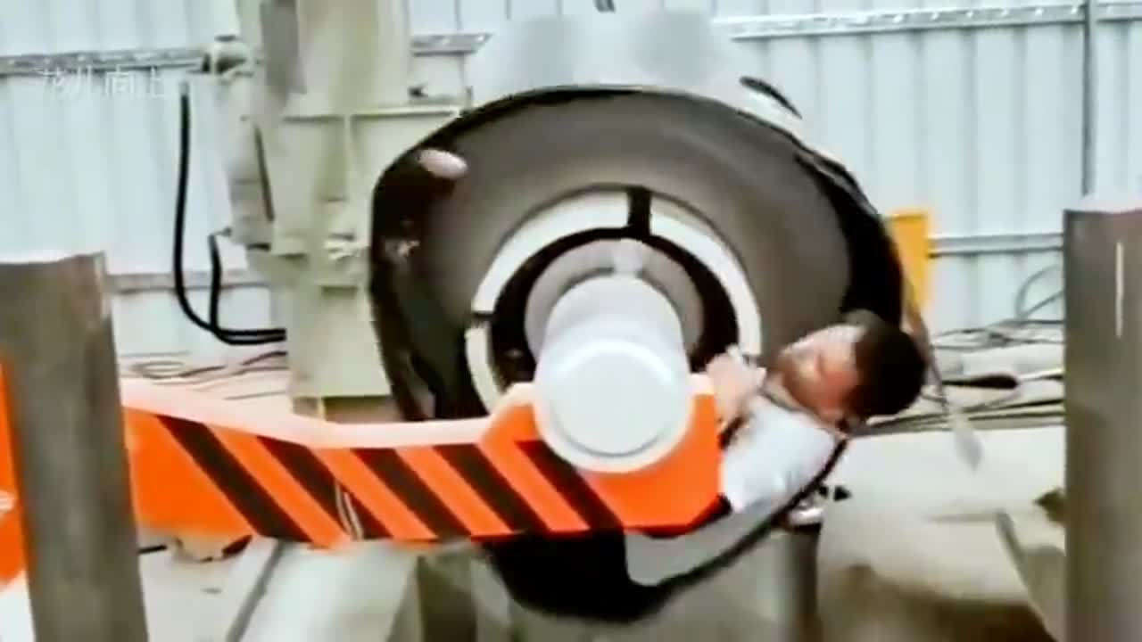 不锈钢厂,工人操作失误被卷入设备,所幸只有一手受伤