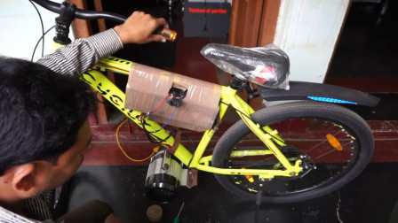 印度小哥将自行车踏板拆了,换上电机后成电动车,网友:脚该放哪?