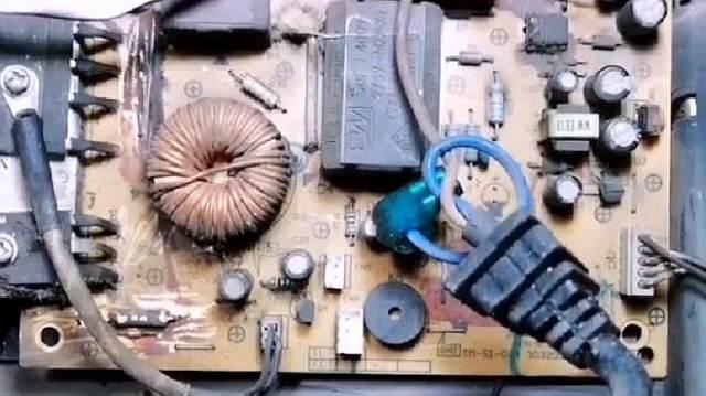 老师傅讲解:美的电磁炉正常显示,却不加热,可能是这的问题!