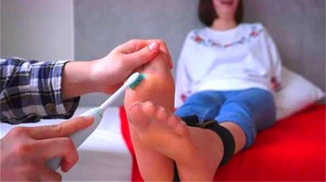 为何自己挠痒痒没感觉,而别人一挠就笑不停?看完总算明白
