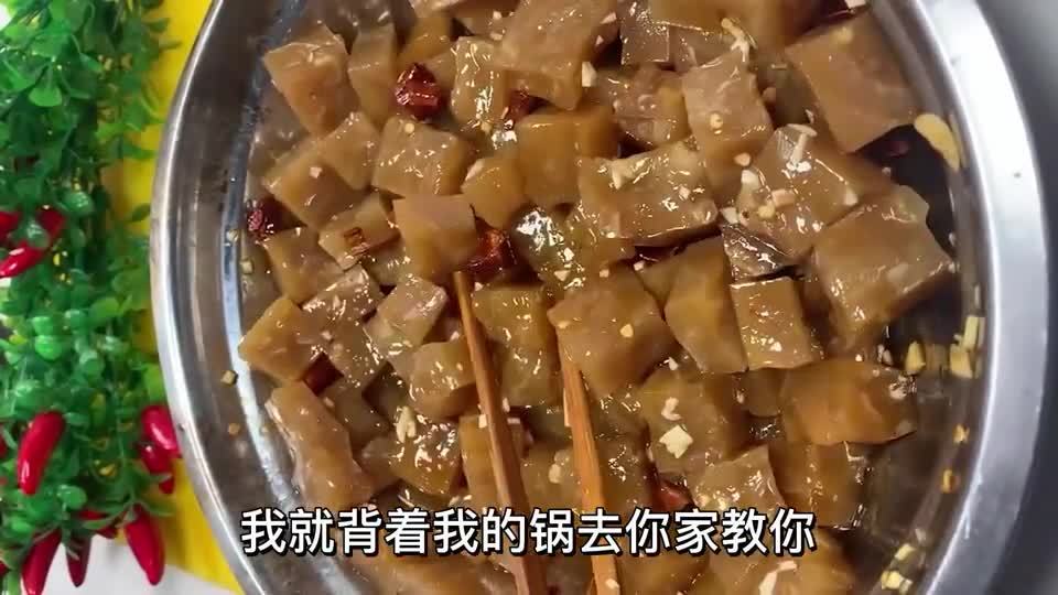 做猪皮冻千万不要焯水后就煮,多加这一步,做出来晶莹剔透不油腻
