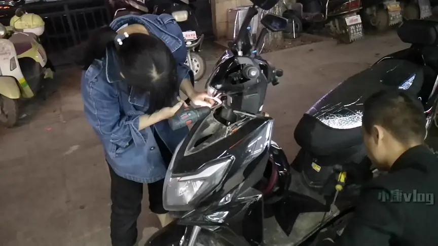电瓶车坏了,小伙为了免费修理,骑行大半个小时去这家维修店
