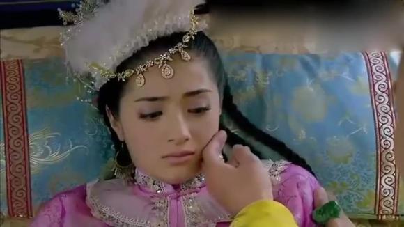 新还珠格格:皇上强迫香妃,哪料香妃枕头下暗藏匕首,不幸被刺伤