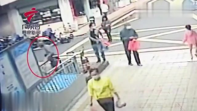 千钧一发!广东一老人小孩在自动扶梯摔倒,路人飞速上前停运电梯