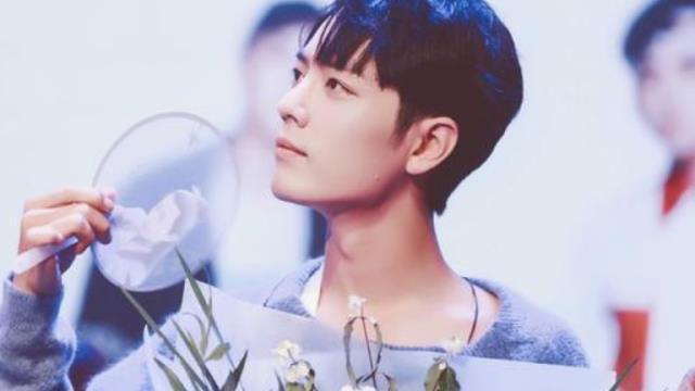 肖战工作没用医用口罩戴普通活性炭防护,伸手乖巧让...