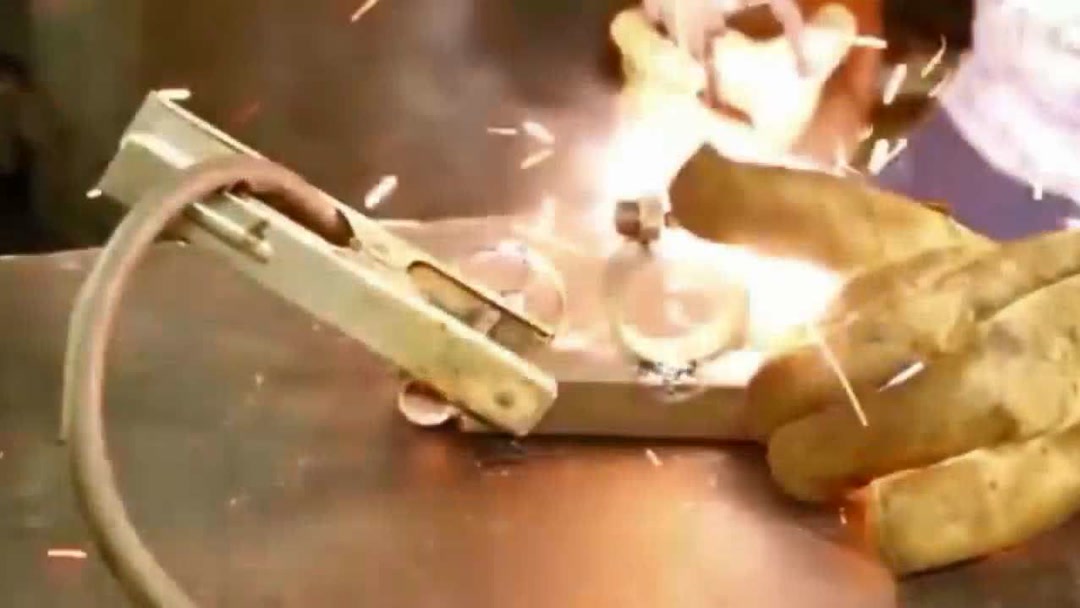 电钻打孔容易歪,牛人给做了个支架,效果太好了