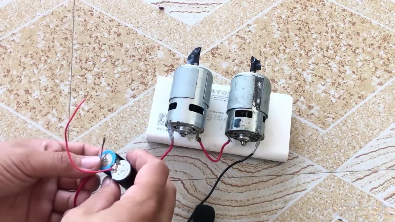 将两个12v的电机串联,直接接在排插上,会发生什么呢?