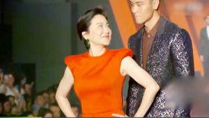 不老女神林青霞“走秀”看得太过瘾,这位男模“小动作”亮了