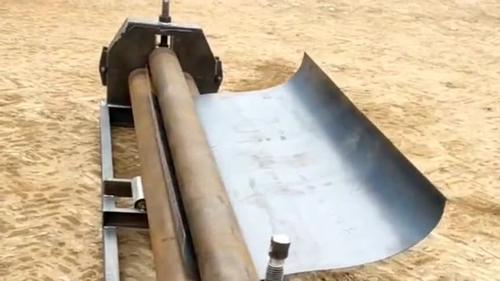 无论什么样的钢板,经过这个机械制作后,都可以变成钢管