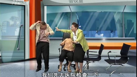 秘书为俩经理只准备了一份演讲稿,俩经理因此争先发言,爆笑不断