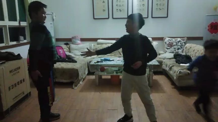 两个男人正在打架。