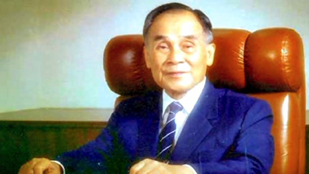 香港“旗手”,在自己银行升起全港首面国旗,首富李嘉诚为他扶灵