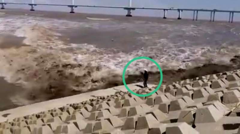 惊魂一刻!男子被钱塘江大潮卷走吞没 11秒后奇迹般被拍回岸边
