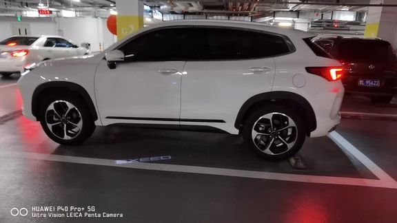 ...真的很方便,靠近车自动解锁,离开自动锁上。开门一刹那车机启动动画...