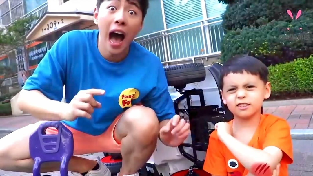 奇奇故事屋!玩的时候要注意安全哦!摔倒了怎么办?