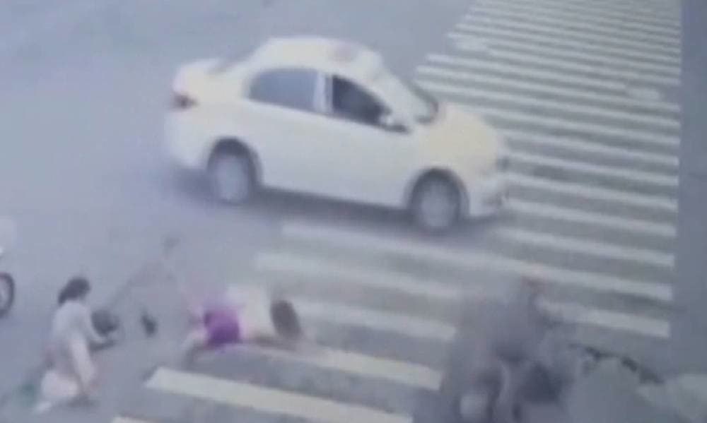 电动车闯红灯,3秒后惨被轿车撞飞,监控拍下了悲剧的全过程!