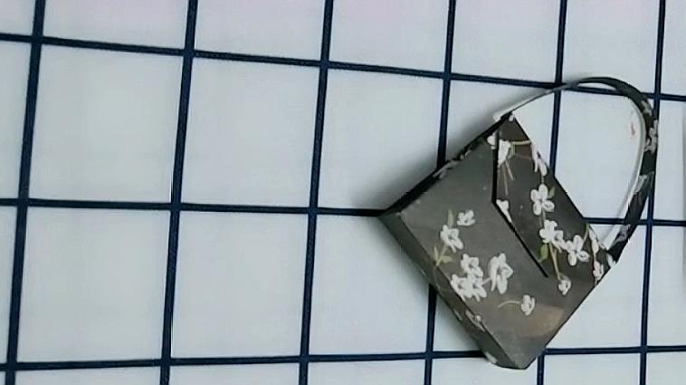 教你学习如何用折纸做出手提包,精致又可爱,看完你学会方法了吗