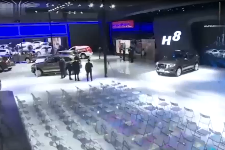 手动挡减速时,到底先踩离合还是刹车?看看老司机是怎么做的!