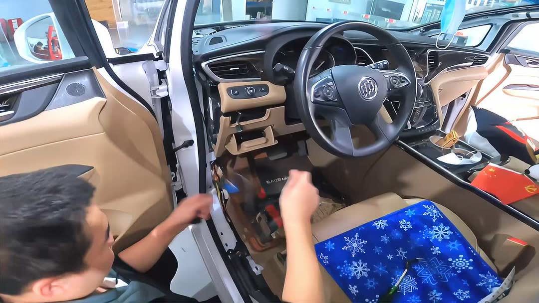 不低头看仪表显示器也能看到车速,这样开车又提升了安全系数!