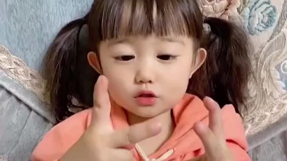 小情人还没有去上学,都会自己数数了,是不是特别棒啊?