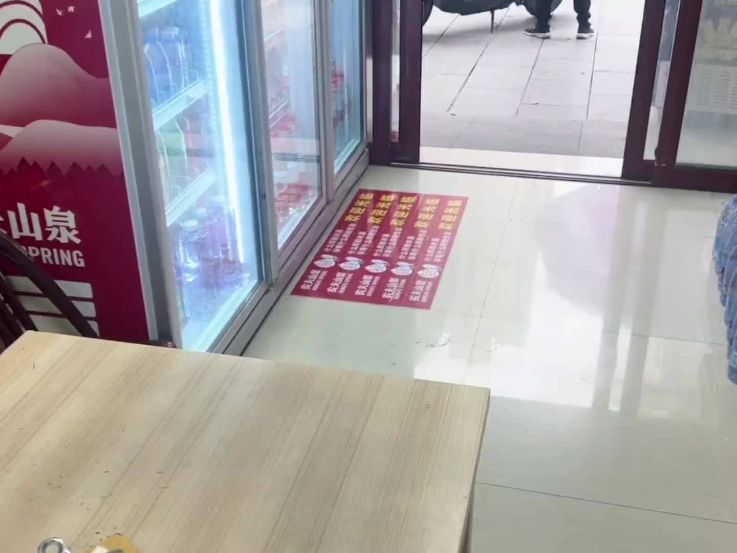 今天买刮刮乐的时候刚好有人在刮,我感觉凭我的经验可以试一