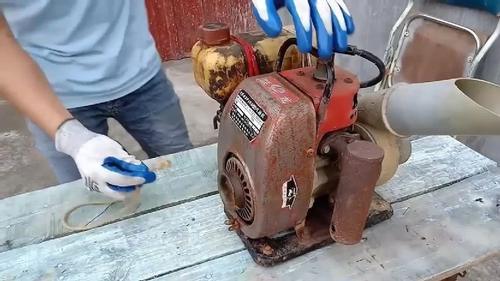 2冲程发动机这样修 否则只能废铁卖!