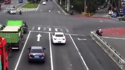 满载钢筋的大货车翻车,大爷使出凌波微步逃过此劫,一看就是高手