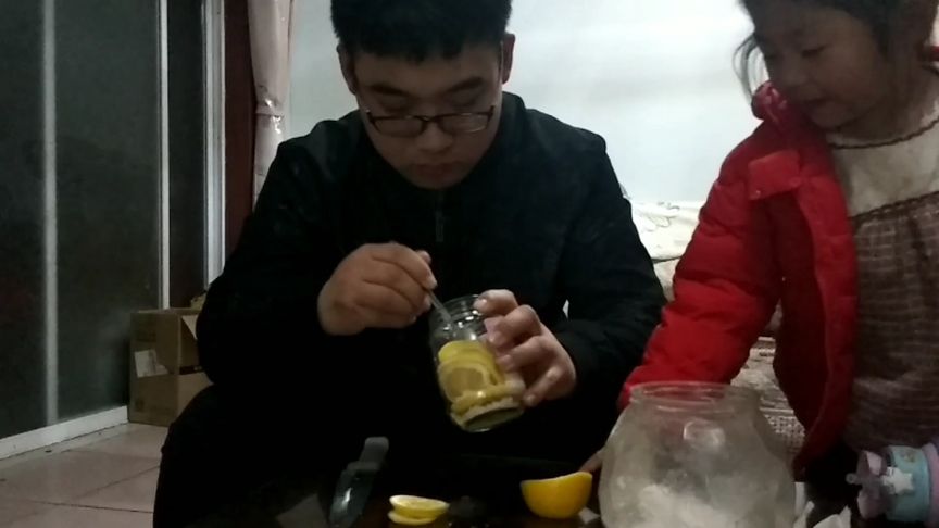 老公自己在家腌柠檬,一层柠檬一层糖,冰箱冷藏一星期就可以