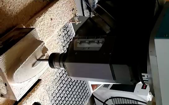 星辉数控E8-1212木模五轴雕刻机为客户定制真空吸附台面,便于工件...