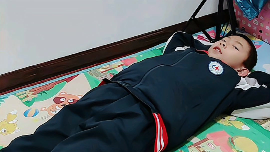 小学生锻炼身体,做仰卧起坐笑死妈妈