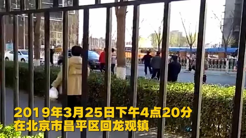 遇见城管检查,渣土车疯狂倒车