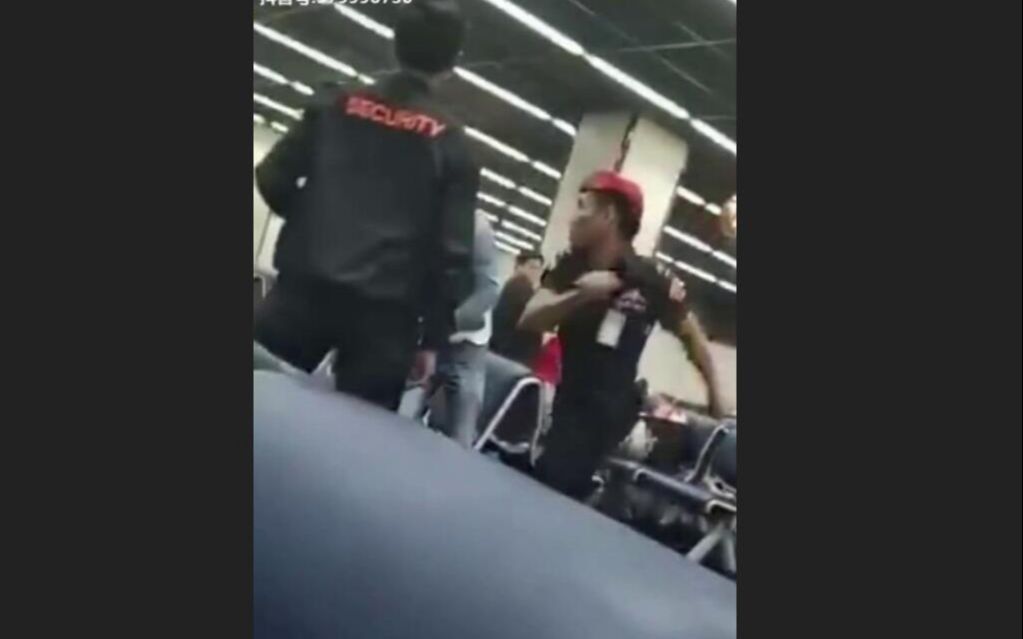 因中国游客不给小费,泰国机场人员殴打我中国游客,泰国方面已经道歉!