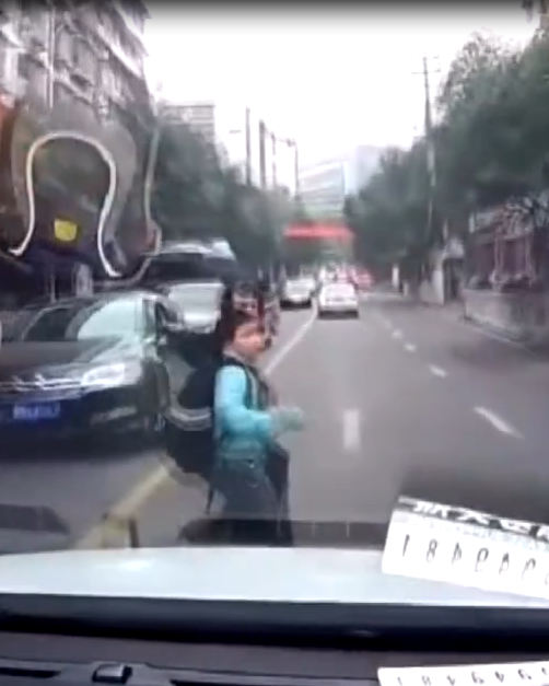 安全警示:鬼探头真要命!母子俩突然马路横穿,结果惨遭视频车撞飞
