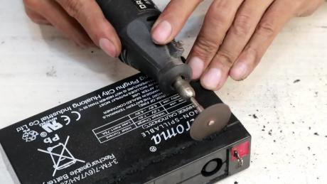 暴力拆解6V电瓶,内部由正极板组和负极板组制成,味道很难闻!