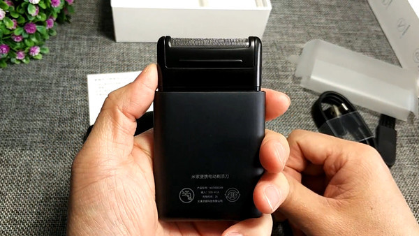 确实挺薄,适合差旅人士,开箱米家电动剃须刀