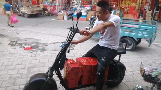 这两轮电动车的轮胎,比我的五菱神车还粗,拉货耍酷两不误