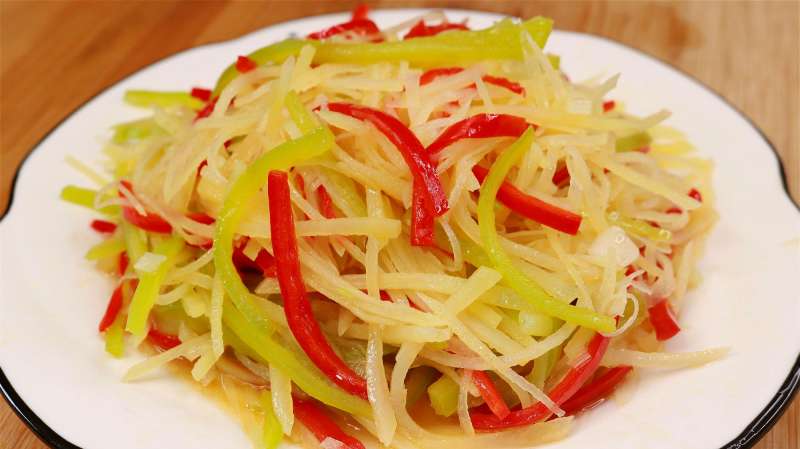 炒土豆丝不要直接下锅炒,教你详细做法,出锅酸爽又好吃,超下饭