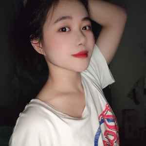 抱着奶瓶睡觉觉 