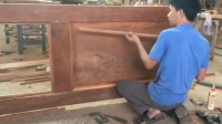新来的木工上班偷偷给自家做实木门,厂长发现直夸有技术,服了