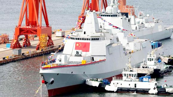 试装电磁炮?055驱逐舰与山东舰同框,原来是万吨大驱忘装主炮