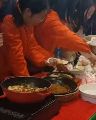 【真干饭人!高校美食节百道菜被学生2分钟抢光 [三哈]】12月19日,信阳...
