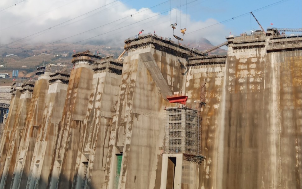 混凝土双曲拱坝建造,9立方混凝土吊罐