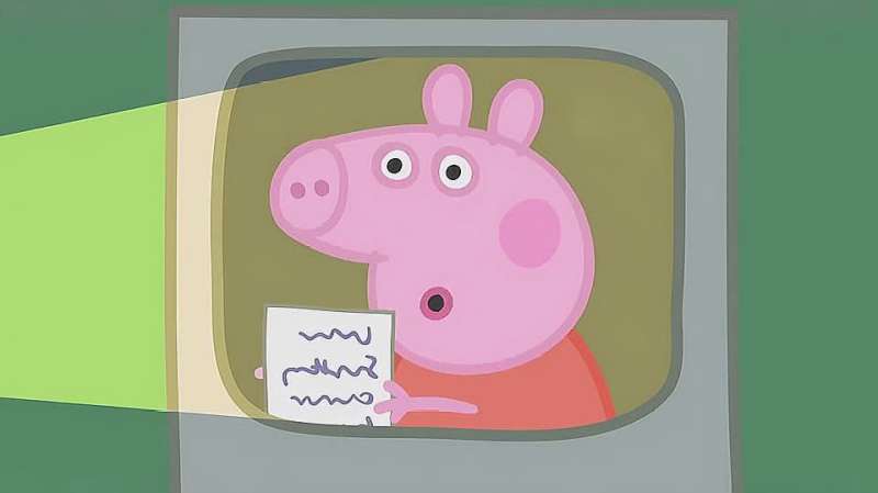 佩奇拿出了事先准备的新闻稿,在纸箱里大声朗读