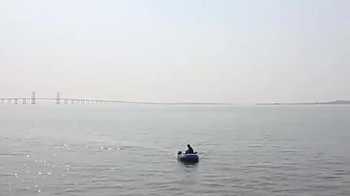 他买了艘橡皮艇,下海钓鱼说走就走