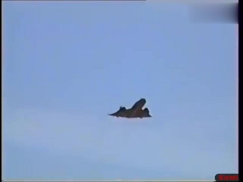 SR-71侦察机航展上进行飞行表演,听声音就不一样,难怪飞得快